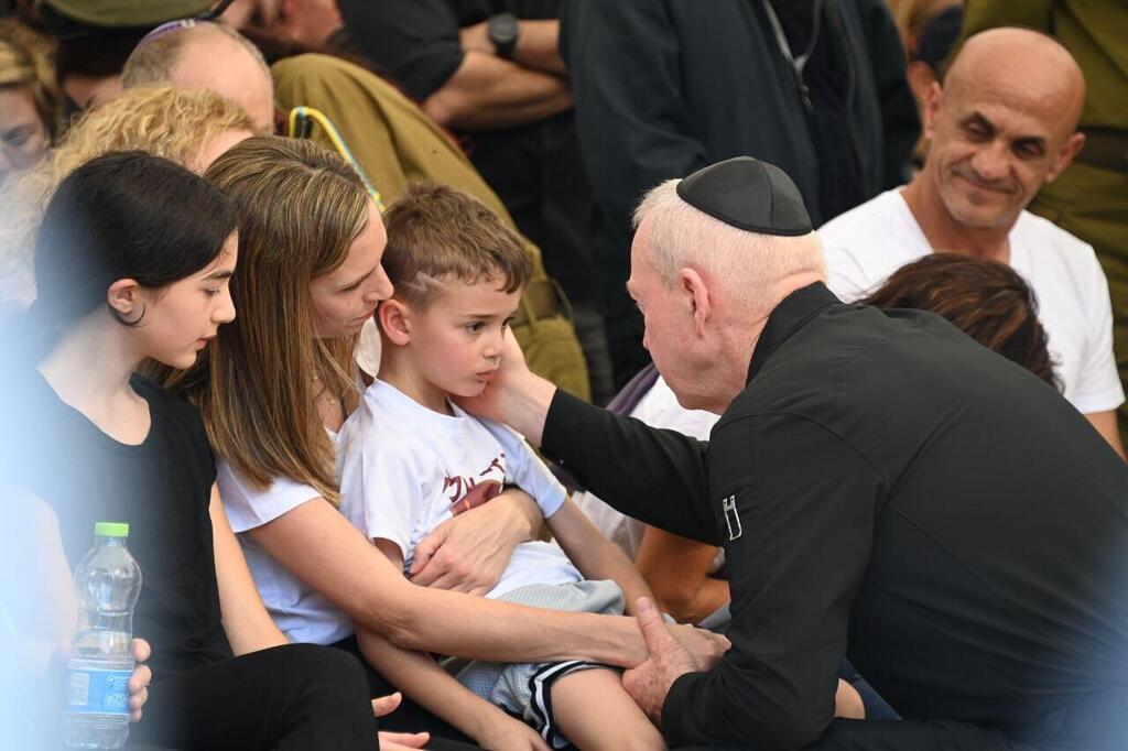 אלפים בהלוויית אל"מ אסף חממי. אימו: "התרעת, הזהרת - ואמרו שאתה רואה שחורות"