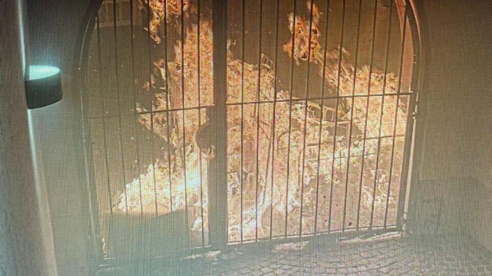 Man sets fire to synagogue entrance in Germany, gives Nazi salute