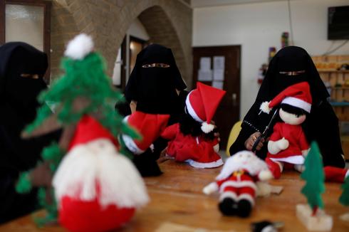 Muslim women spread Christmas cheer in Gaza