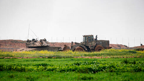 IDF fires tank shells on Hamas positions after IED explodes on border