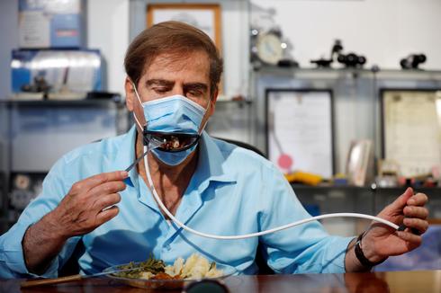 Israeli inventors develop face mask that allows to eat out safely
