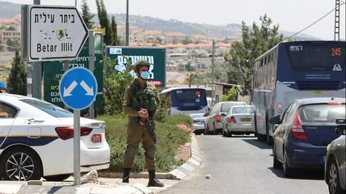 Beitar Illit residents flee as settlement goes into coronavirus closure