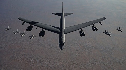 מפגן עוצמה אמריקני מול איראן: B-52 בשמי ישראל