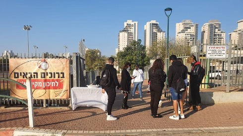 Israeli high schools reopen amid spike in virus infection