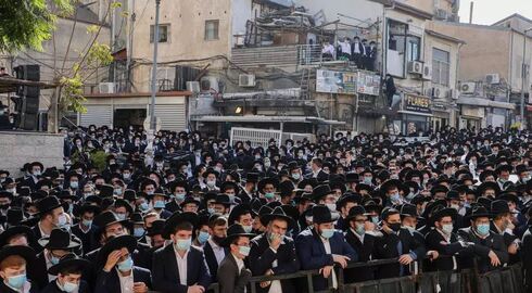 Despite virus, thousands attend funeral of top Jerusalem rabbi