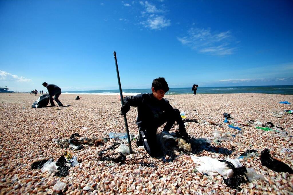 Israelis race against time to clean tons of tar from beaches