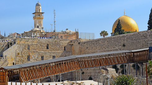Hundreds cross shaky Temple Mount bridge despite collapse warnings