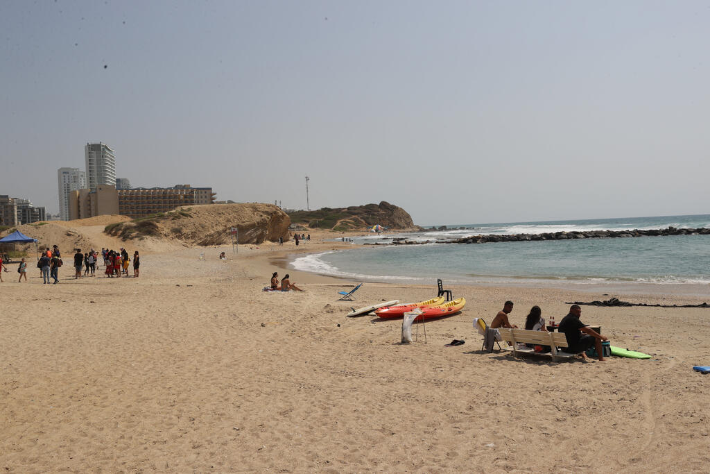 "עופו מפה": אבנים הושלכו על ערבים בחופי הים בחדרה, 3 נעצרו