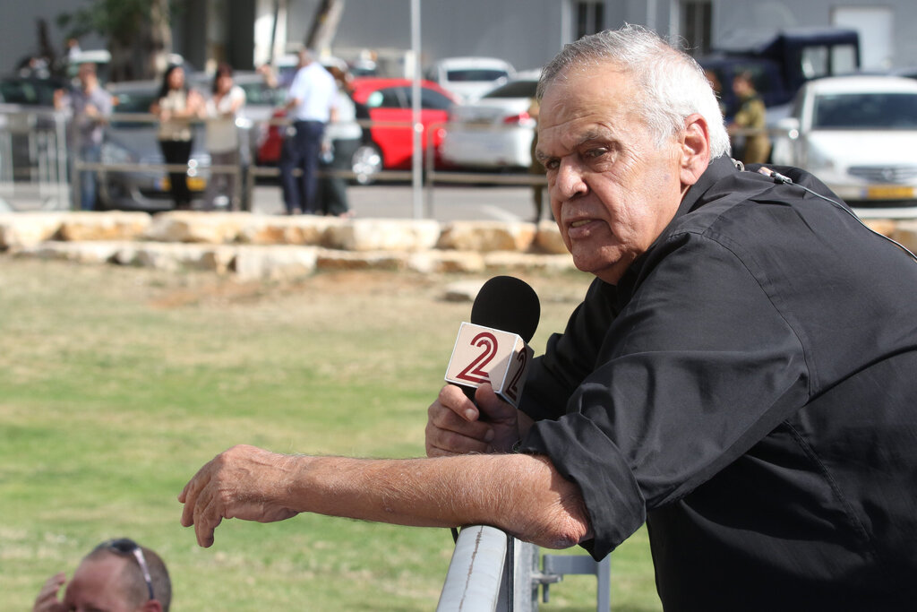 Hundreds accompany acclaimed war reporter Roni Daniel on his last journey