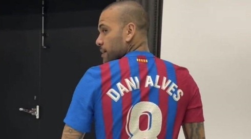 רשמית: דני אלבס ילבש את הספרה 8 בברצלונה