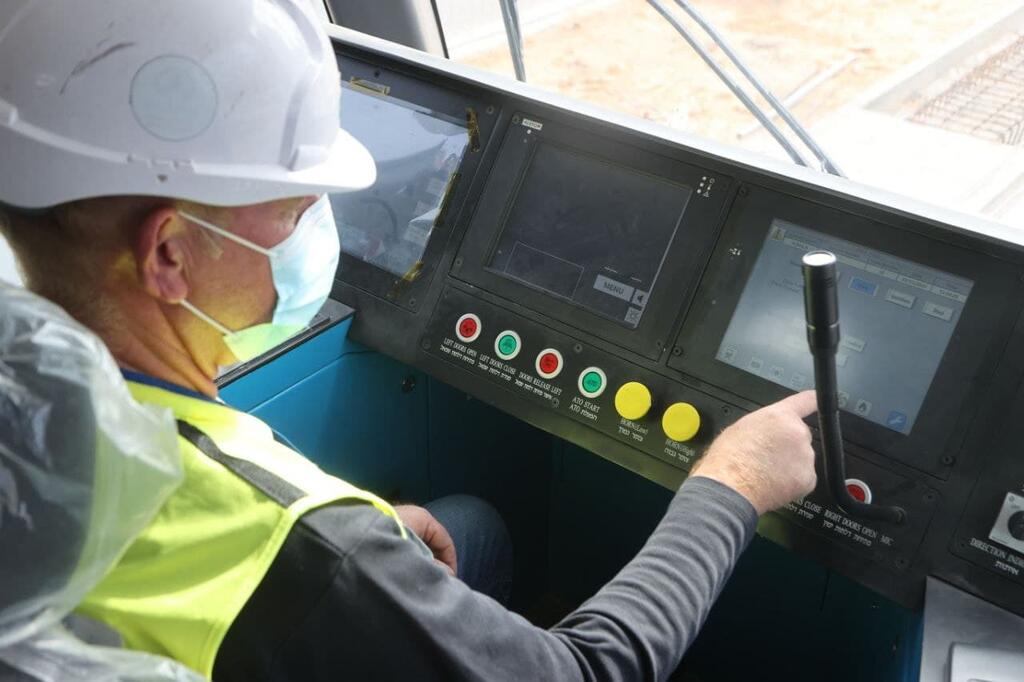 Transport minister promises Tel Aviv Light Rail on Shabbat