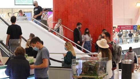 Israeli retailers slam decision to enforce Green Pass at shopping malls