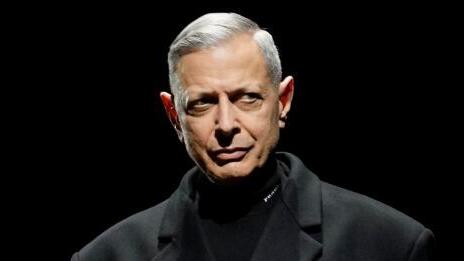 Jeff Goldblum dazzles as Zeus in Netflix's modern-day Greek mythology ...