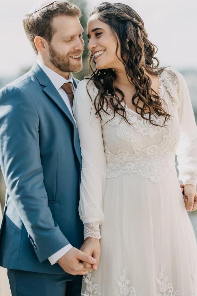 Love in the time of pandemic: Israeli couple falls in love volunteering ...