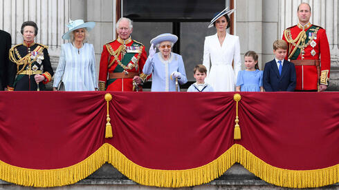Thousands gather to salute Queen Elizabeth as Platinum Jubilee ...