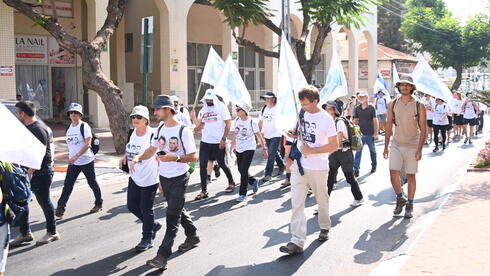 Fallen IDF soldier's family march in protest from central Israel to ...