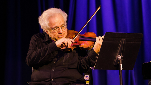 Israeli-American violin virtuoso Itzhak Perlman gets personal in an intimate performa
