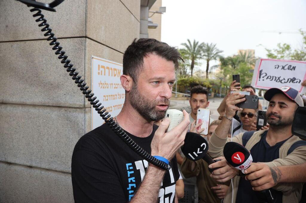 הפרש שהיכה מפגינה הגיש תלונה ואחד מראשי המחאה זומן לחקירה במשטרה