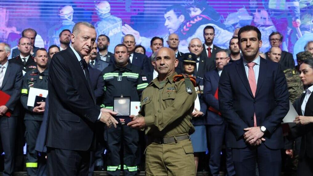 Erdogan bestows medal of honor on Israelis for quake rescue