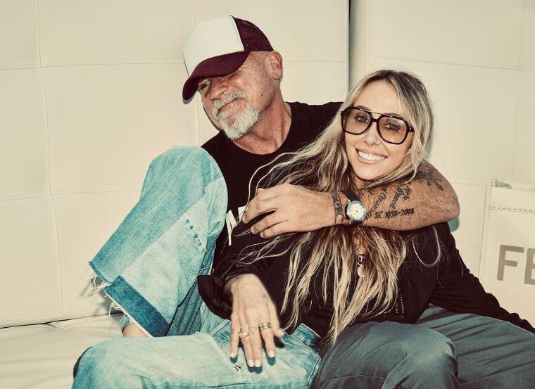 כוכב "נמלטים" מאורס לאמא של מיילי סיירוס