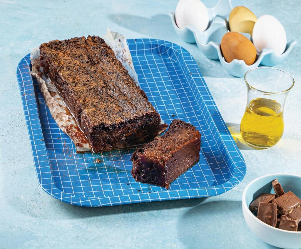 Indulge in richness with this homemade vegan chocolate cake for Shabbat