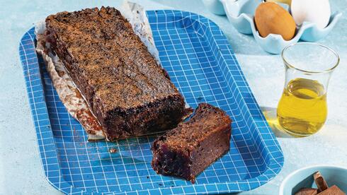 Indulge in richness with this homemade vegan chocolate cake for Shabbat