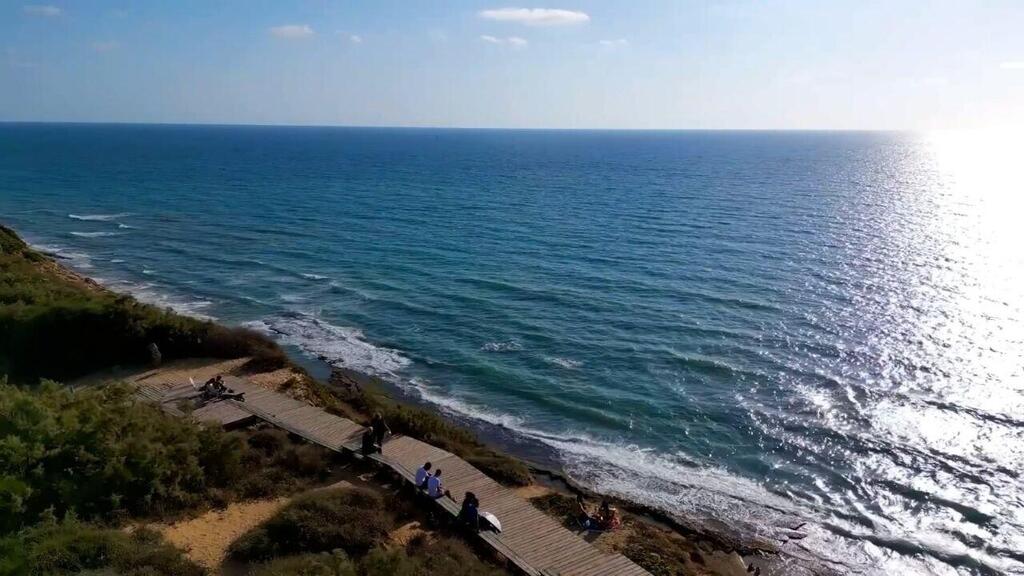 הכירו את הדק המרחף מעל הים שיסגור לכם טיול רומנטי