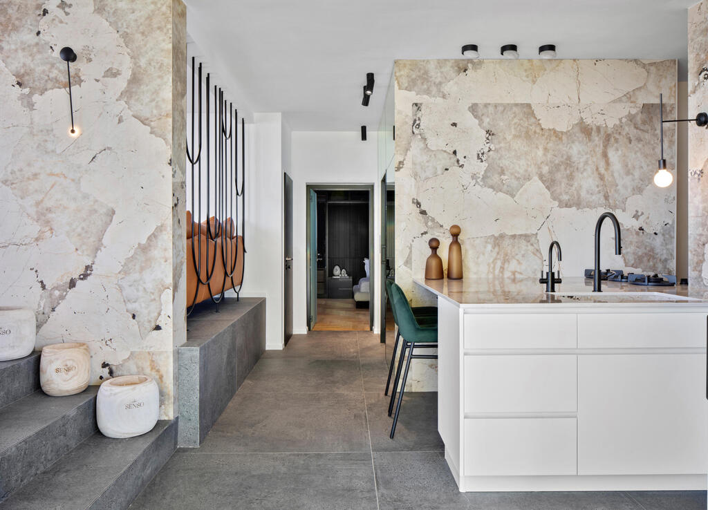 הצצה לדירה של בעלת המסעדה "חצר גולדמן" ביפו