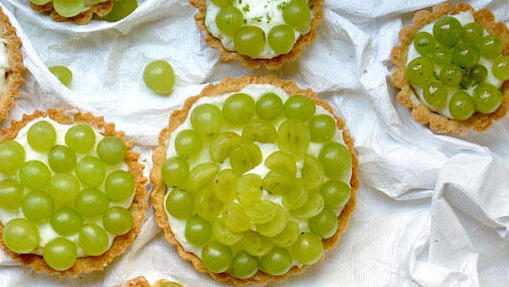 A guaranteed crowd pleaser: delicious and beautiful grape tart recipe