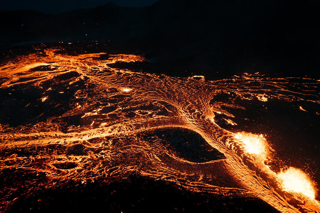 Israeli photographer captures Iceland volcano eruption