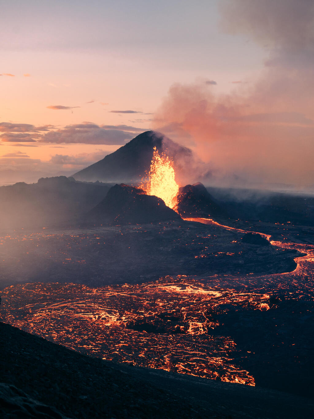 Israeli photographer captures Iceland volcano eruption