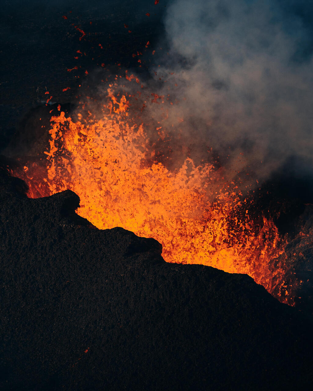 Israeli photographer captures Iceland volcano eruption