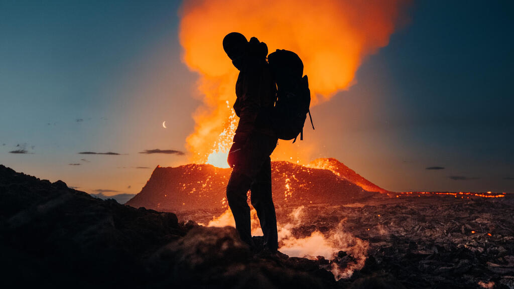 Israeli Photographer Captures Iceland Volcano Eruption israeli-photographer-captures-iceland-volcano-eruption