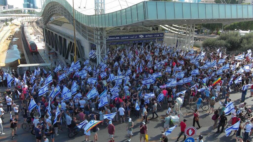 Demonstrators at US Embassy in Tel Aviv as national protests against ...