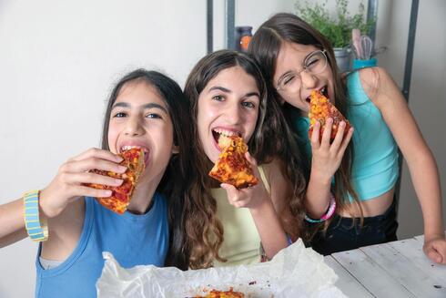 A simple pizza cake recipe you can make with the kids!