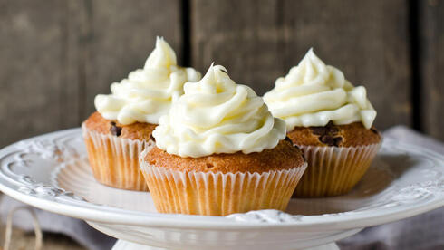 כל אחת צריכה ביס קטן: קאפקייקס עם קרם גבינה