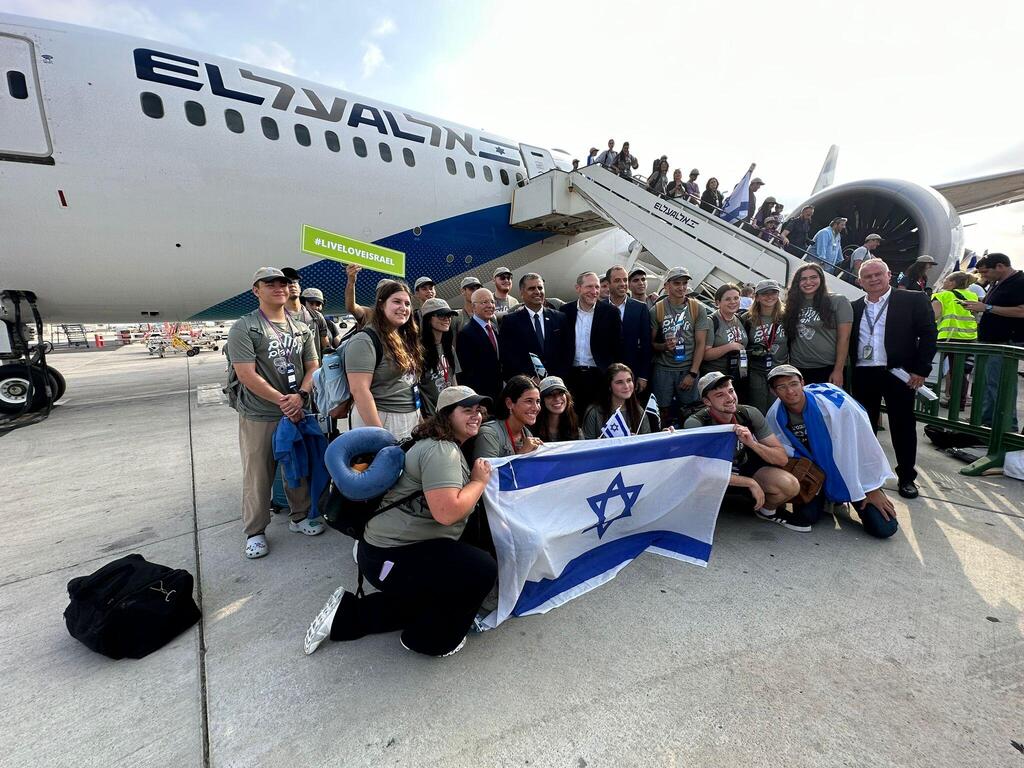 Over 200 new immigrants from North America land in Israel