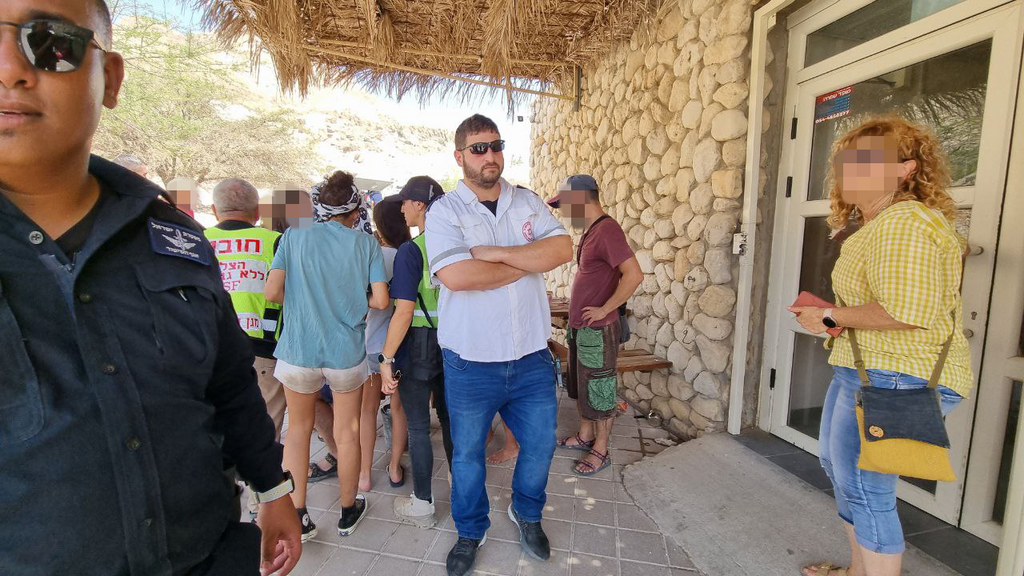 האסון המשפחתי בטיול בנחל דוד סלעים הידרדרו במהירות צרחו את השם של הילד