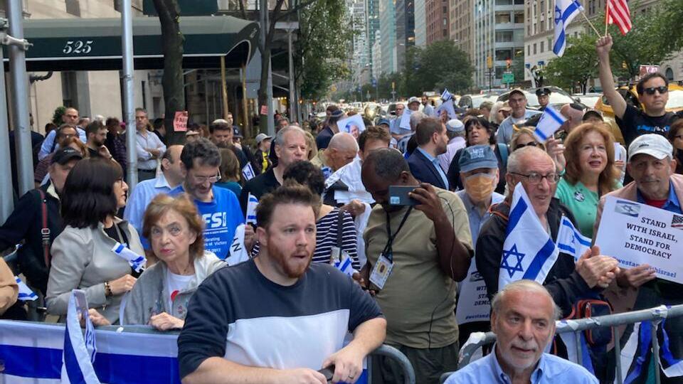 ישראל תפתח שגרירות בקונגו, שתעביר את הנציגות לי-ם; מאות הפגינו בעד נתניהו