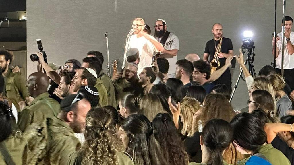 החתן הוקפץ למילואים והתחתן בבסיס להרמת המורל עם הופעה של חנן בן ארי