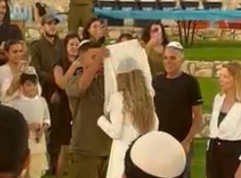 Groom-to-warrior: Israeli couple marries on army base after groom mobilized