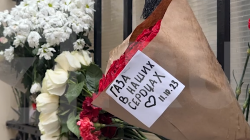 Москвичи несут цветы к посольству "Палестины"