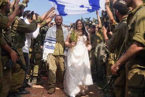 How are people in Israel planning weddings and getting married during ...