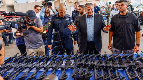 U.S. delays sale of guns to prevent use by settlers