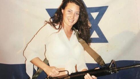 US law office bars Israeli lawyer from displaying a photo with an IDF rifle