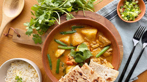 Flavor fusion: exotic yellow curry with tender chicken and veggies