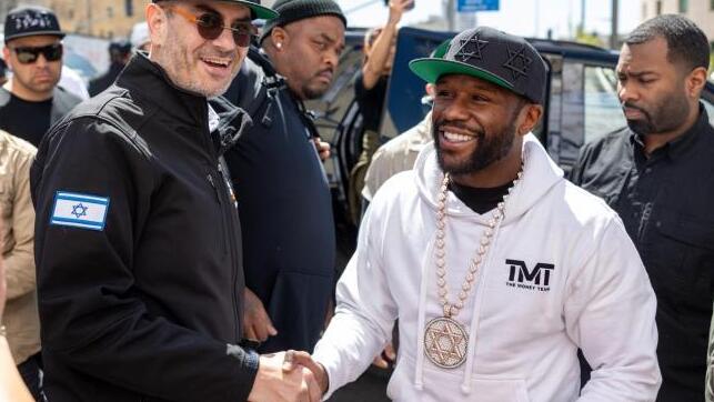 Boxing legend Floyd Mayweather visits Israel, shows support