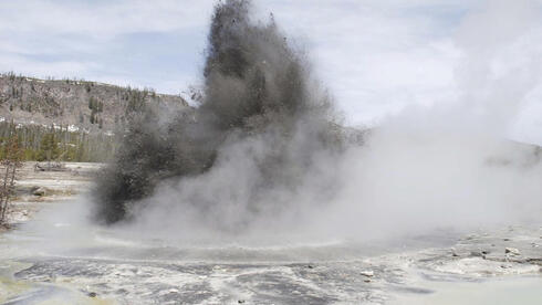Spectacular danger: Watch as Yellowstone Park geyser catches visitors ...