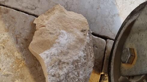 Stone dislodges from Western Wall complex, crashes onto plaza
