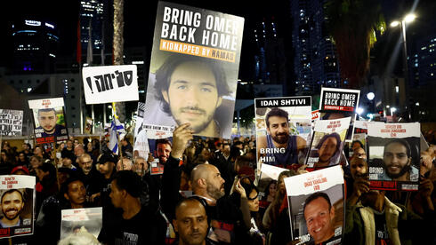 משפחות חטופים צעירים מגיבות לאזהרת הבכיר מעסקה חלקית: "סלקציה, הפקרה"